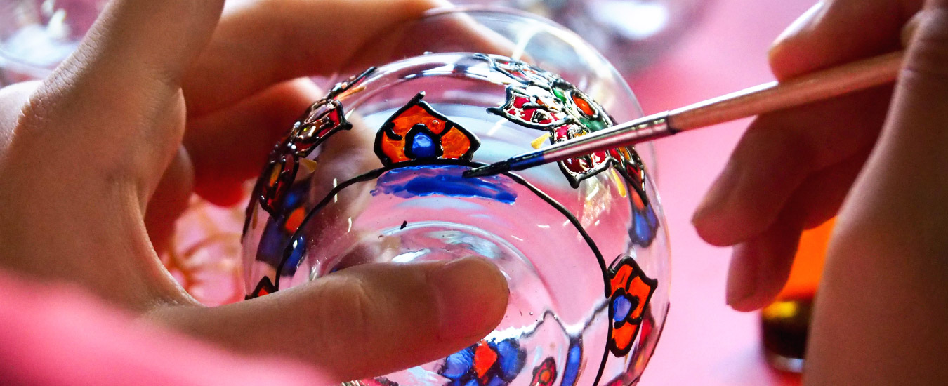 Learn the art of Glass Painting at Club Mahindra with your famiily